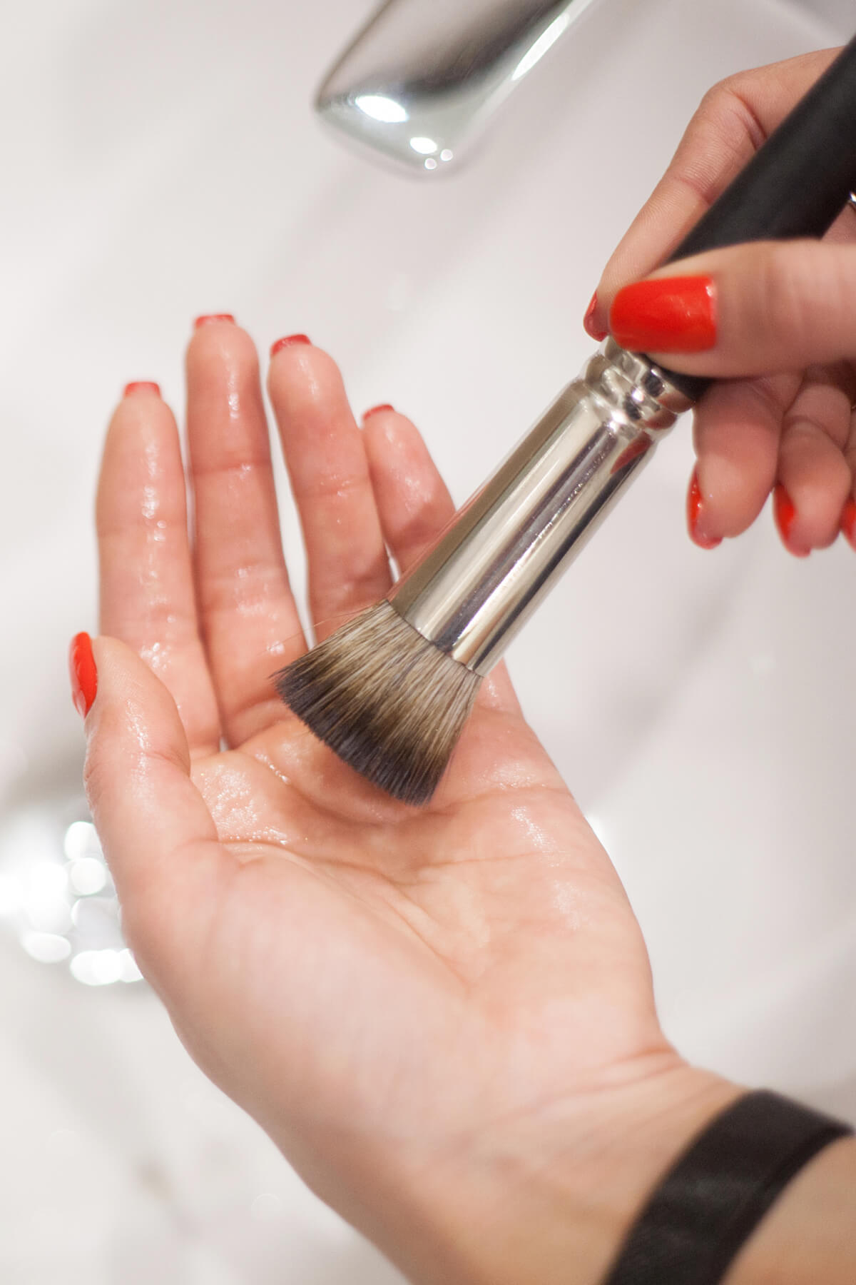 ¿Como Limpiar las Brochas de Maquillaje en Casa? - ChibiChai